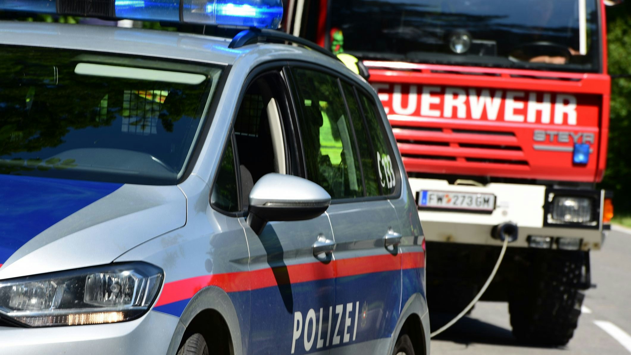 Auto geht in Flammen auf! Polizist reagiert sofort