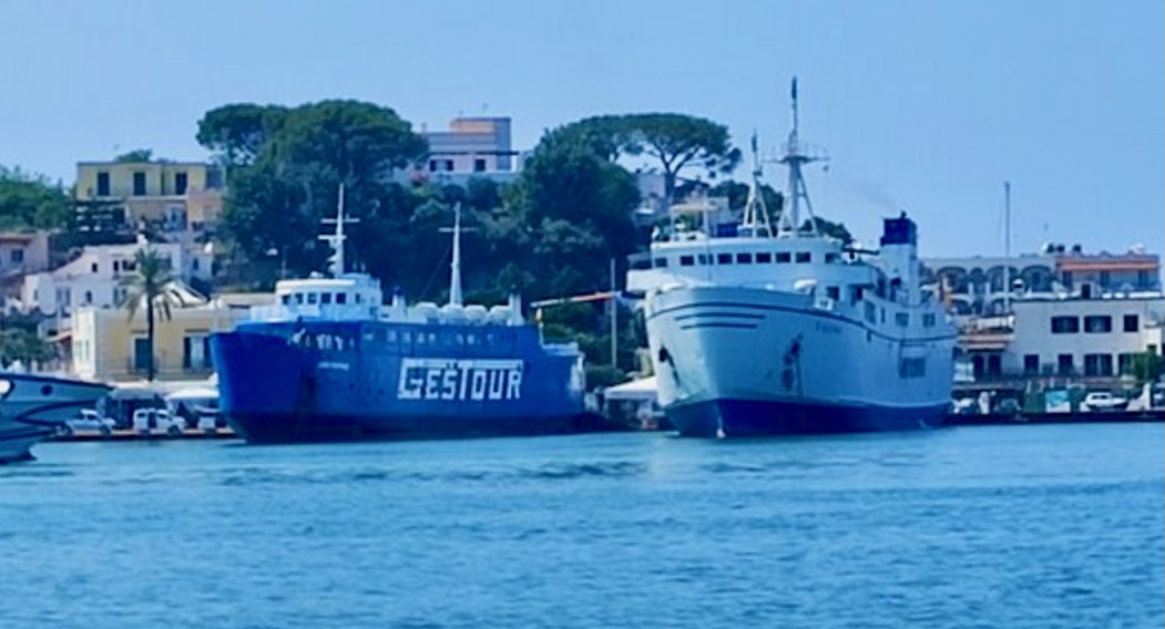 Il traghetto va a Ischia, Procida resta a piedi: “Basta, siamo invisibili”