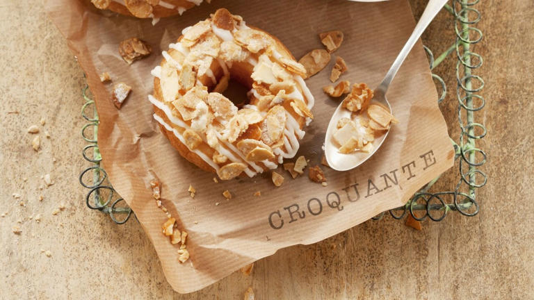 Ciambelle allo yogurt con lamelle di mandorla