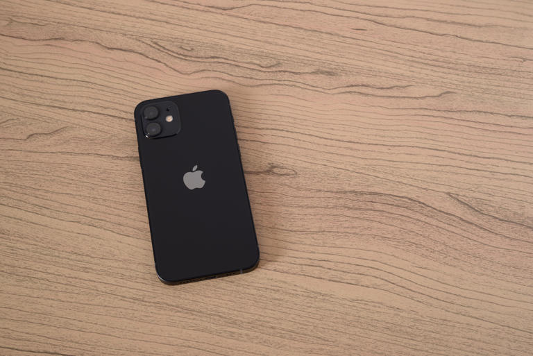 4 Reasons Why Your Phone Shouldn't Be Face Up on the Table