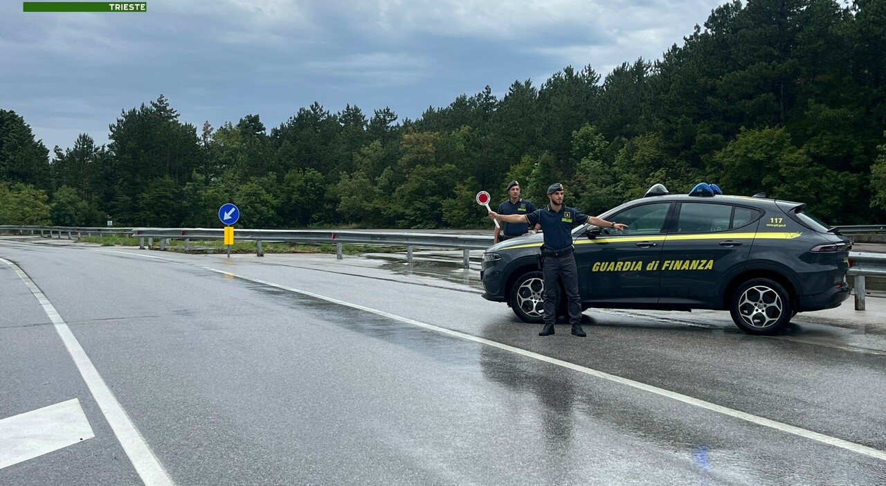 Taxi abusivi fuori dalle discoteche, 20 euro a nero per i viaggi. Blitz ...