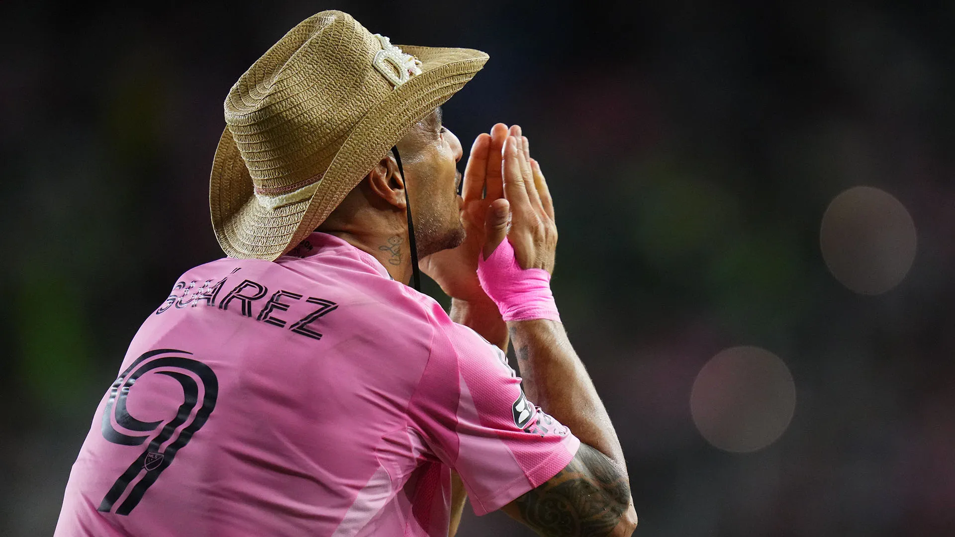 Luis Suarez verrast iedereen en speelt met zijn pet op: de foto's