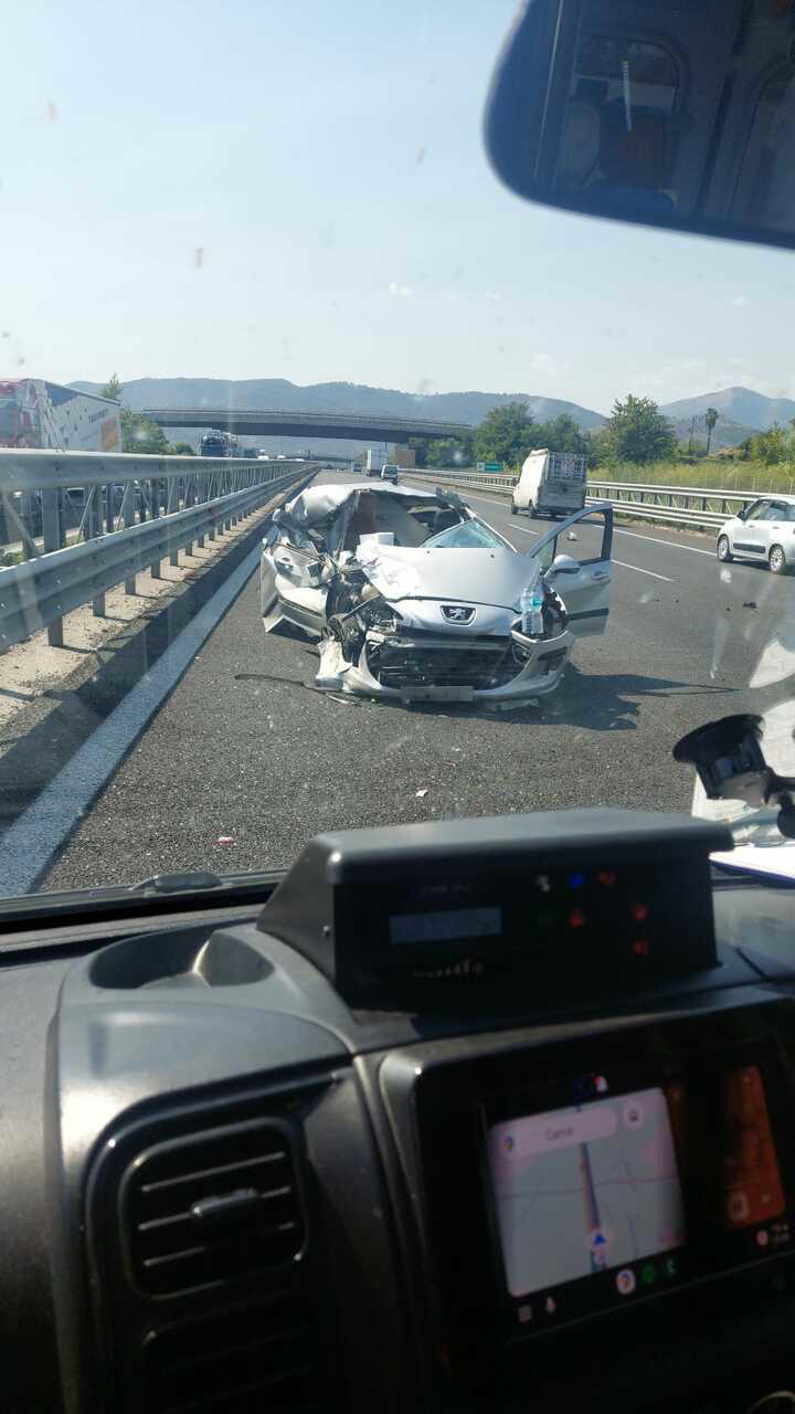 Pontecagnano, incidente stradale in autostrada: automobilista ferito