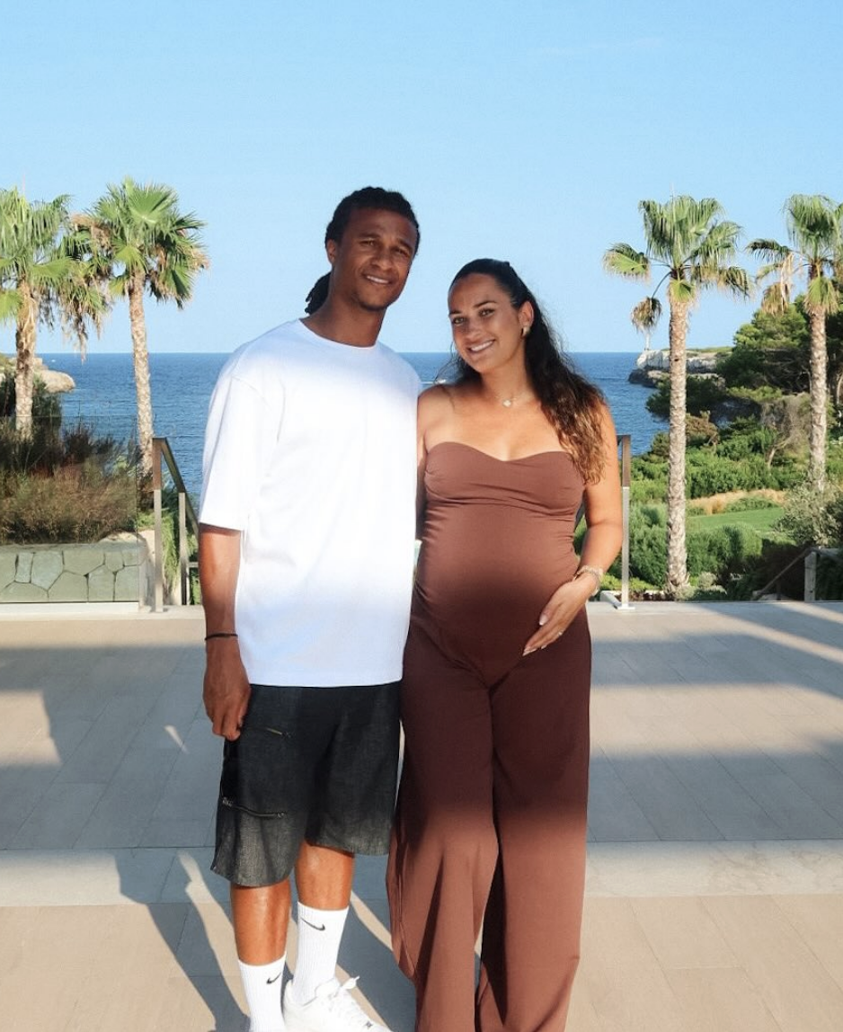 Voetballer Nathan Aké opnieuw vader geworden: 'Dankbaar en verliefd'