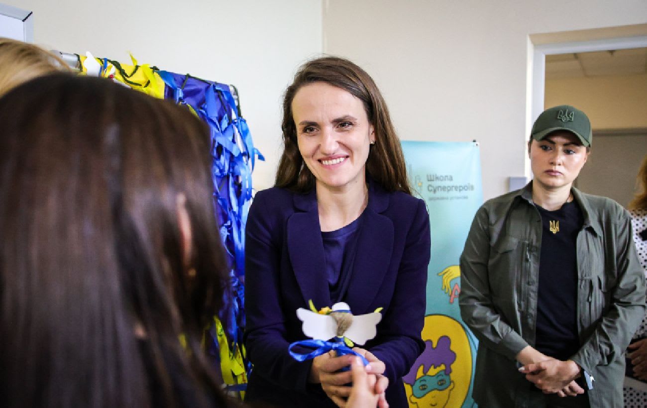 Romanian Foreign Minister arrives in Kyiv, visits children's hospital ...