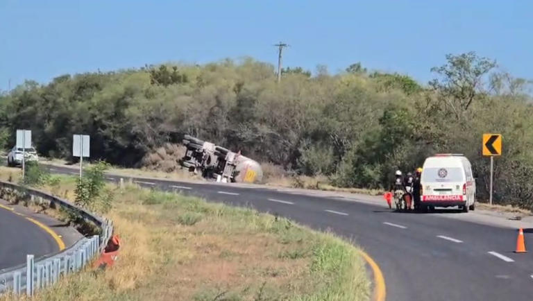Vuelca pipa con combustible en Carretera Nacional en Montemorelos, NL