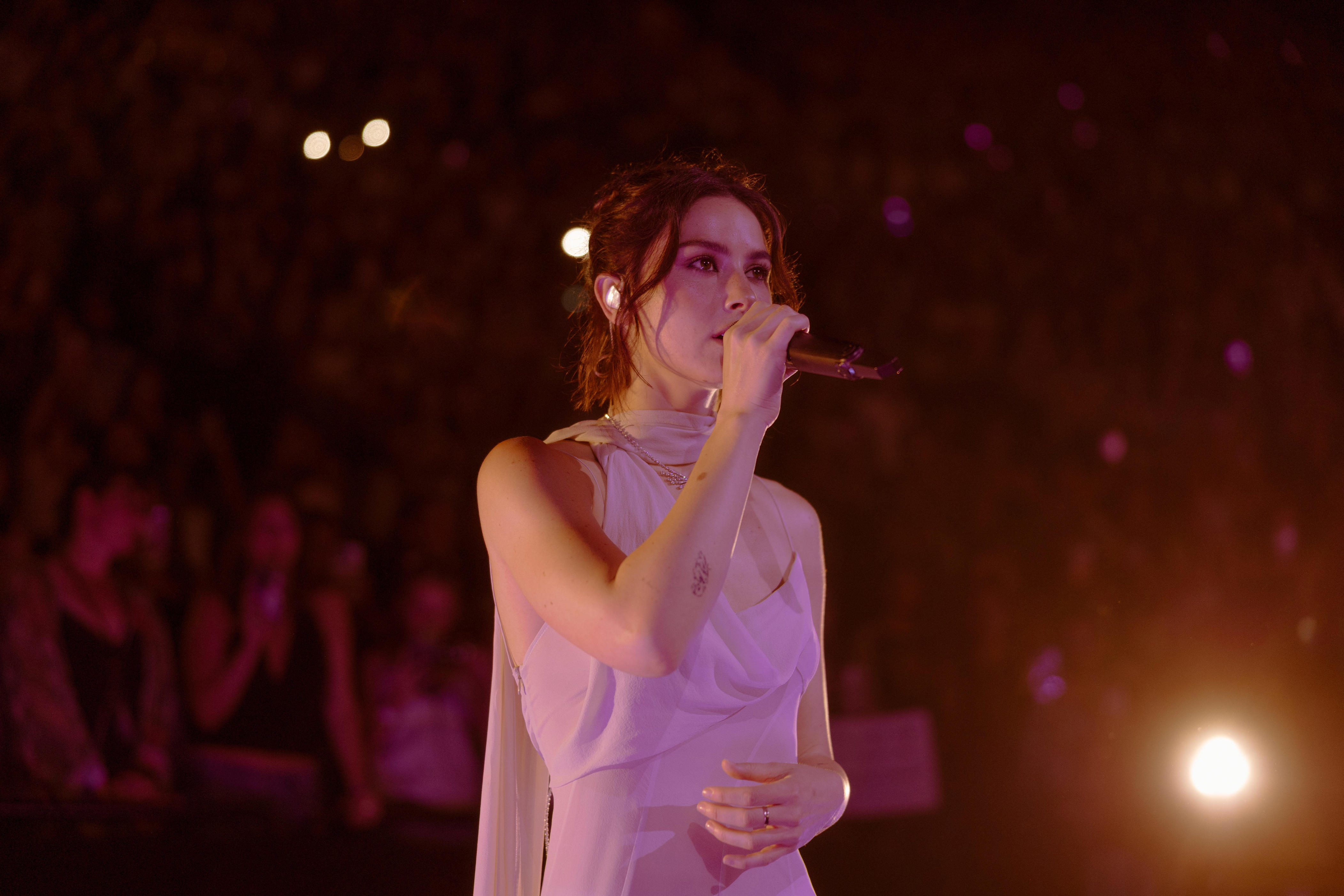 Gracie Abrams debuts brand-new song with best friend Audrey Hobert in ...