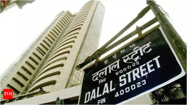 After 700-point fall, sensex bounces back into green
