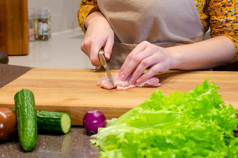 20 Risky Food Mistakes Everyone Makes In The Kitchen