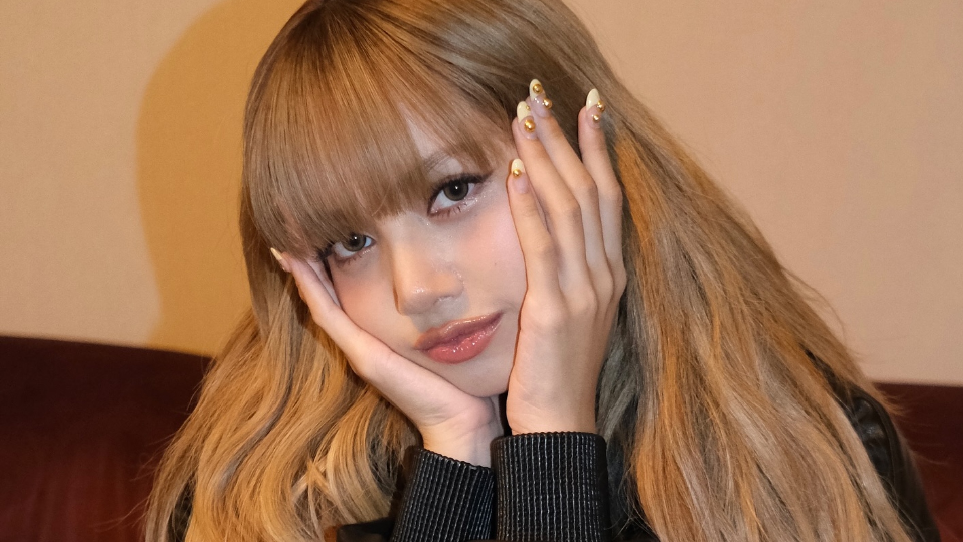 With a "marked waist" and "sublime curves", this singer captivates