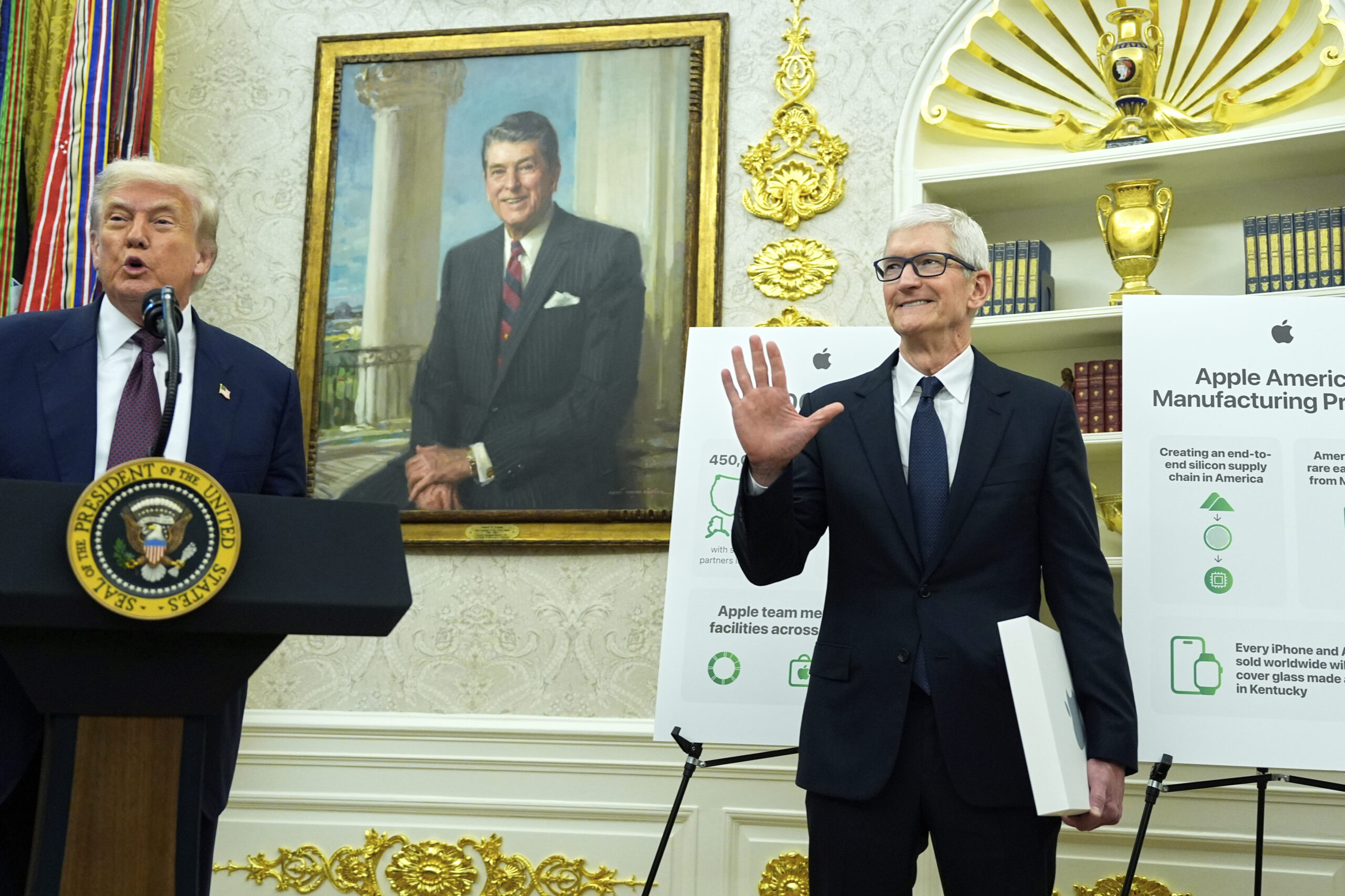 ‘Paying Tribute to the Tsar’: Apple CEO’s 24-Karat Gold Gift to Trump ...