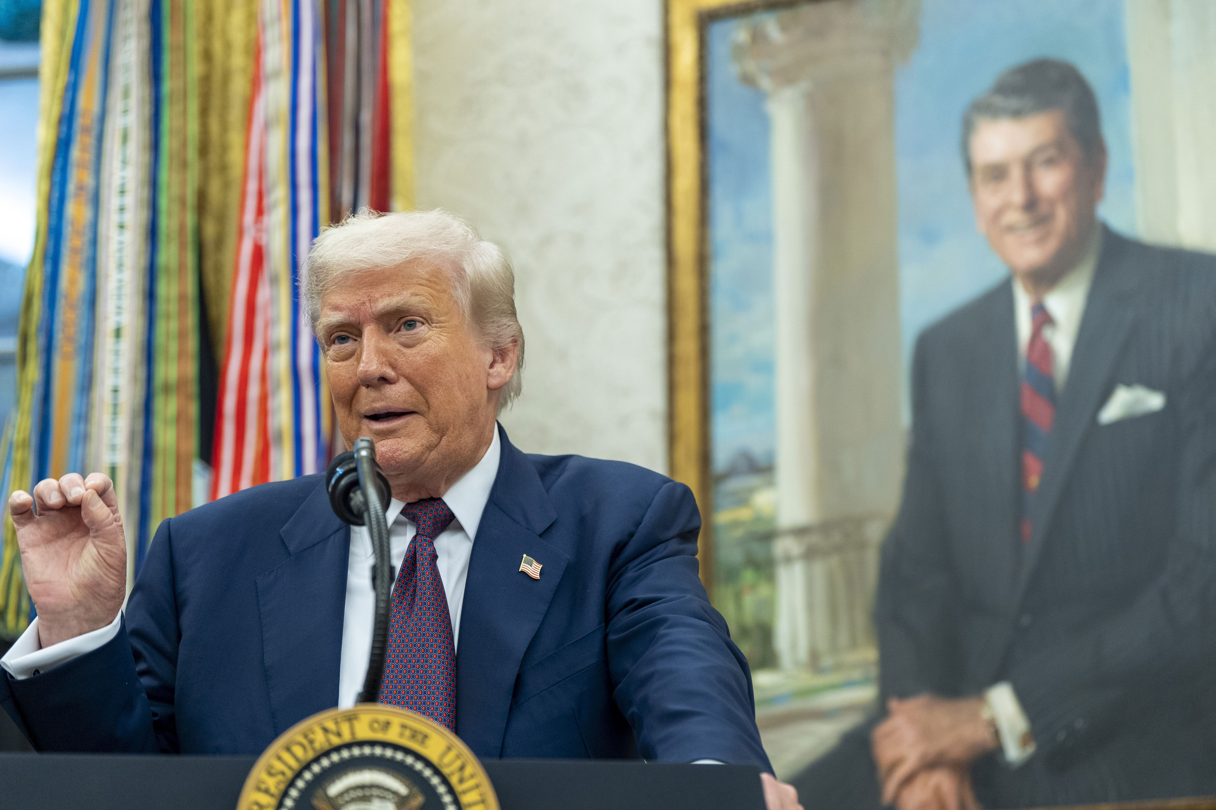 Trump expected to sign executive order putting pressure on big banks ...