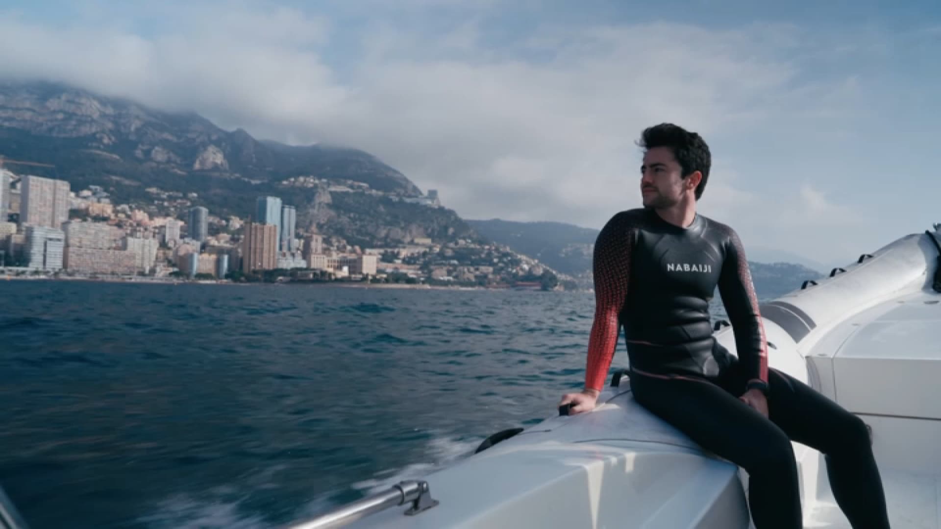 Hallucinations, brûlures... Un nageur hospitalisé après avoir échoué à ...