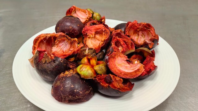 Scientist makes incredible tech breakthrough using food scraps ...