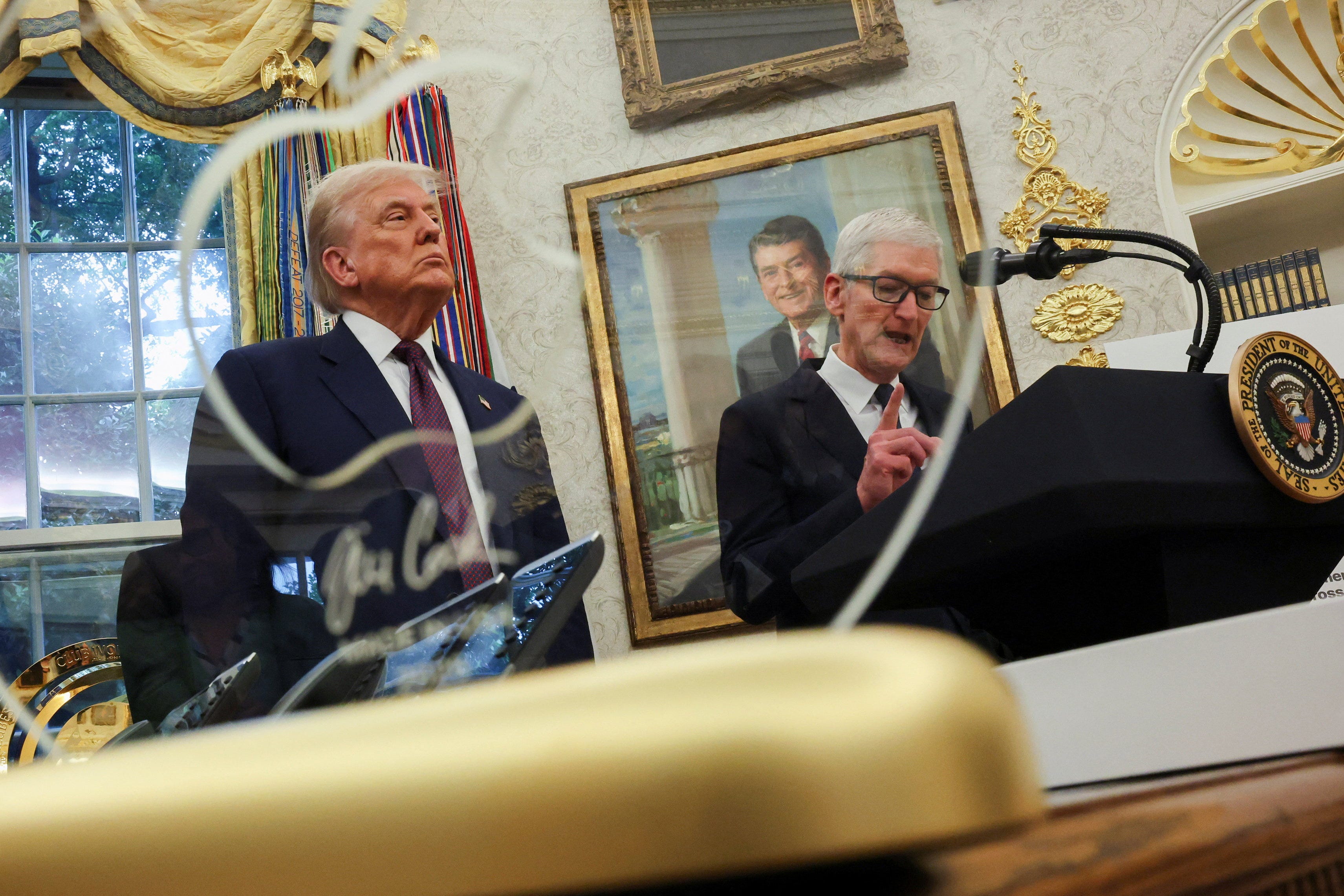 Tim Cook appeals to Trump’s love of gold with a 24-karat base for Apple ...