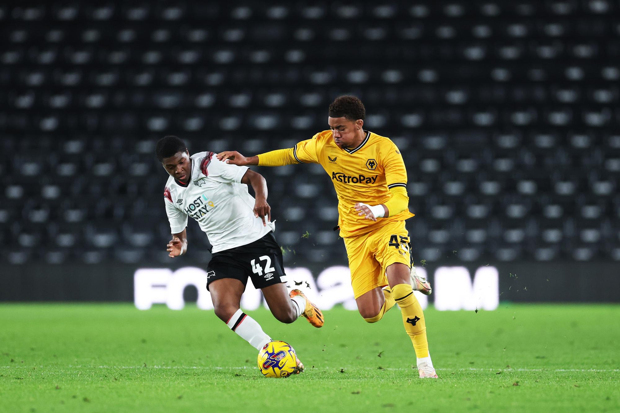 Cliftonville confirm signing of former Arsenal and Derby County midfielder