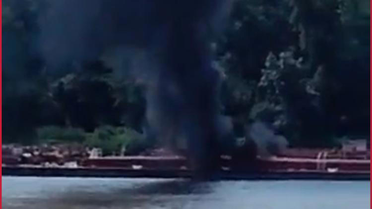 2 killed after helicopter crashes into barge on Mississippi River near Alton