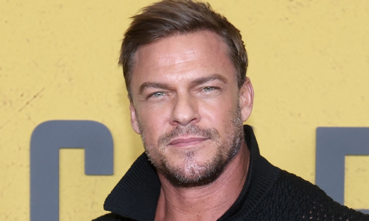 Alan Ritchson Is Unrecognizable in New Photo After Bold Hair Transformation