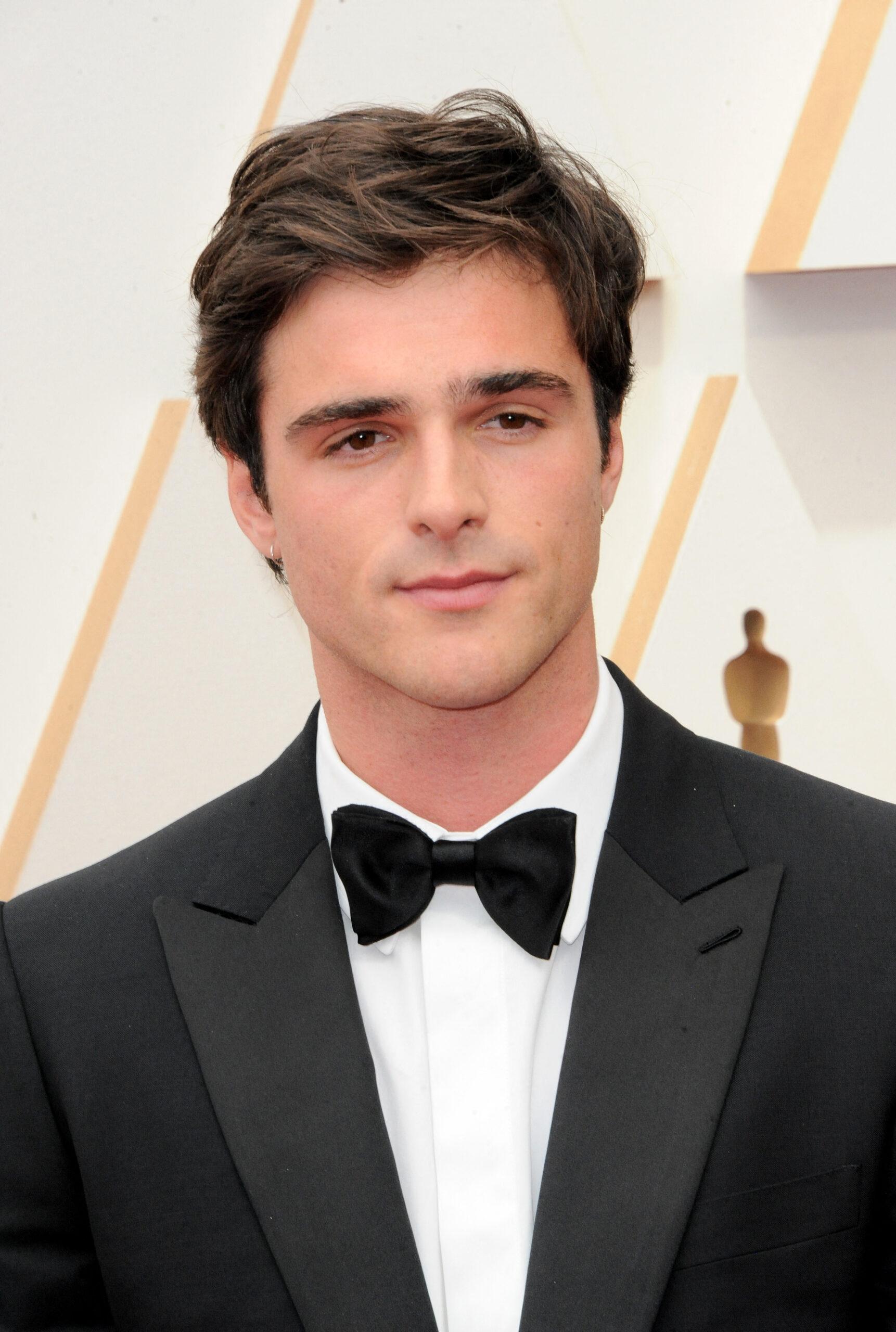 Golden Globes TikTok captures Jacob Elordi’s mom in an awkward Leo ...