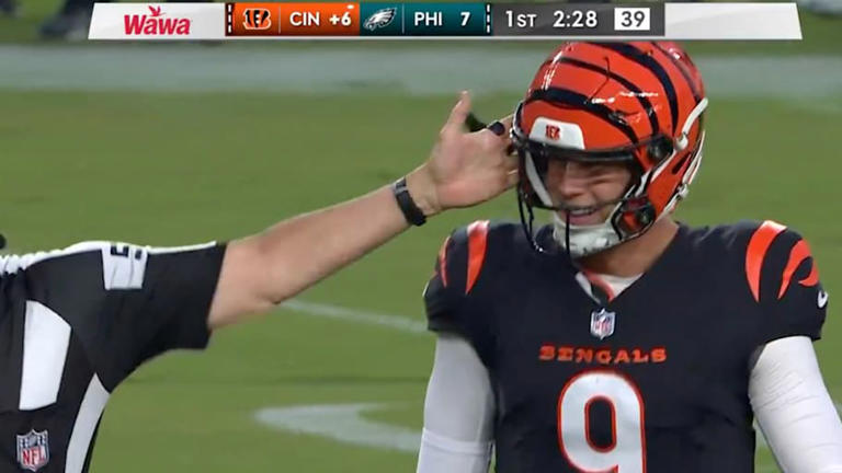 Referee Congratulates Joe Burrow After Preseason Touchdown Pass