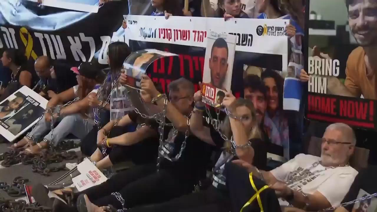 Relatives of Israeli hostages chain themselves outside Netanyahu's ...