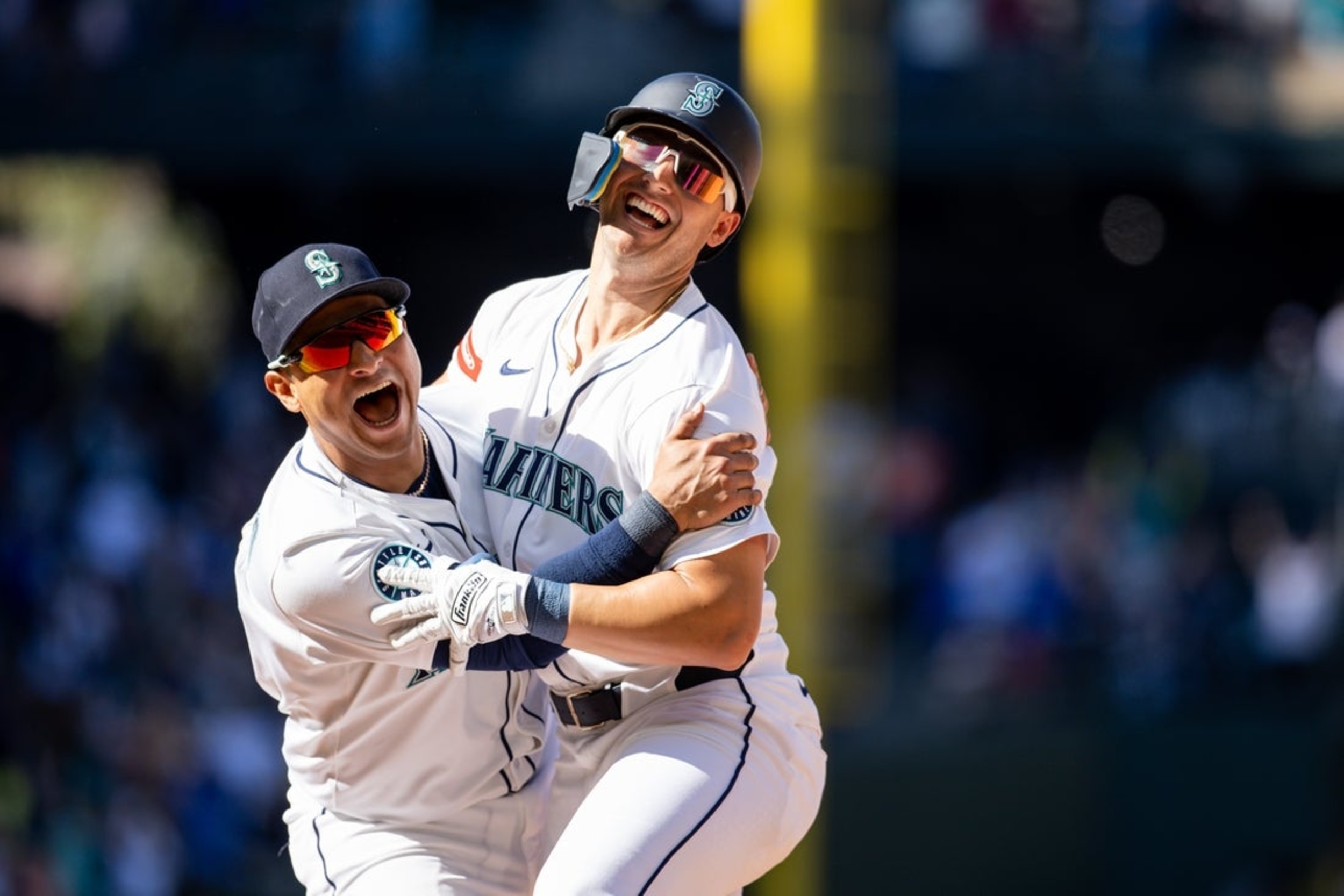 MLB roundup: Mariners walk off White Sox in 11 innings to complete sweep