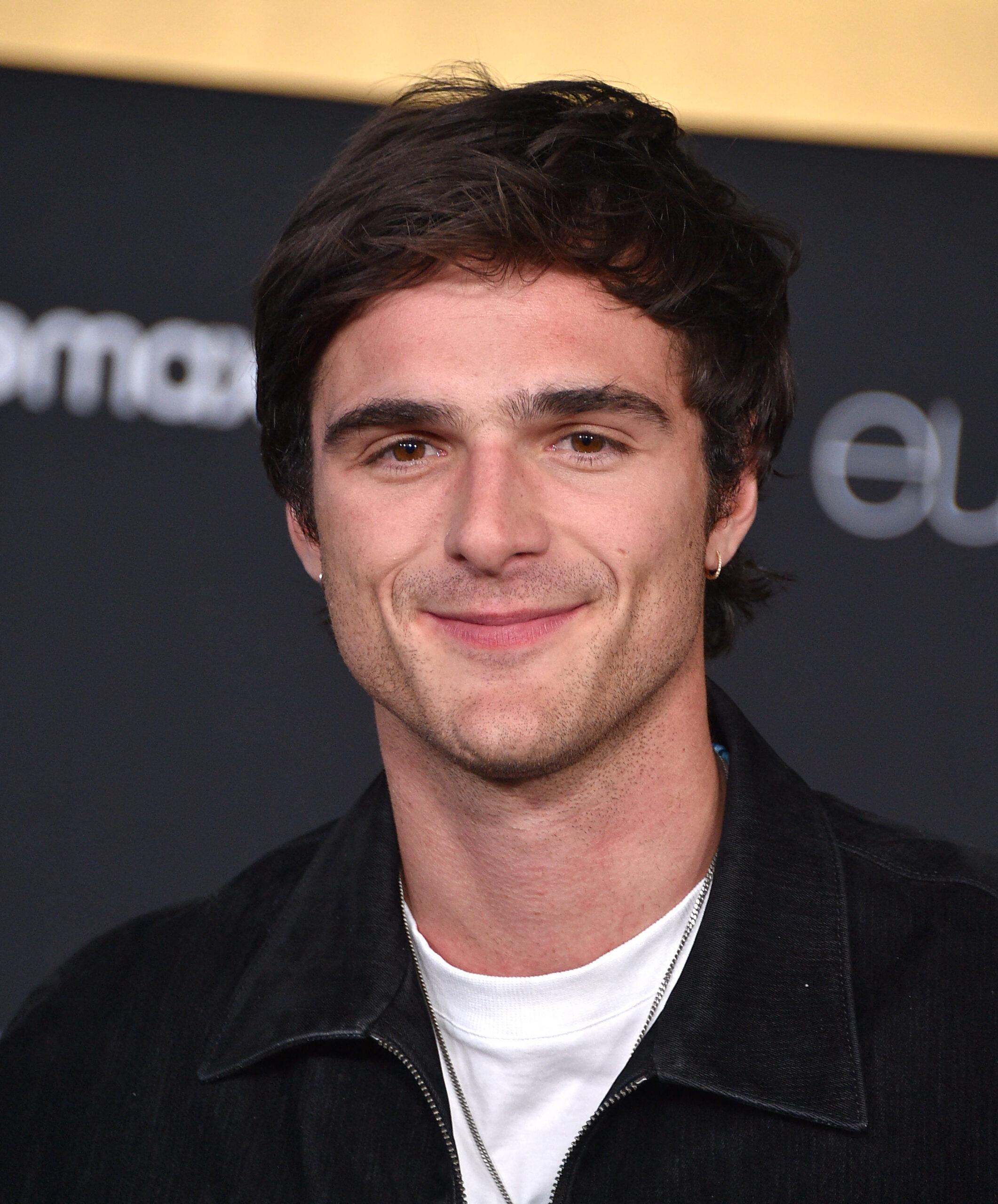 Golden Globes TikTok captures Jacob Elordi’s mom in an awkward Leo ...