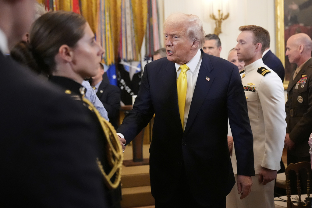 Trump honors Purple Heart recipients, including 3 who sent him medals ...