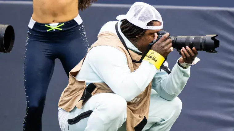 Marshawn Lynch turns heads as NFL photographer at Seahawks-Raiders ...