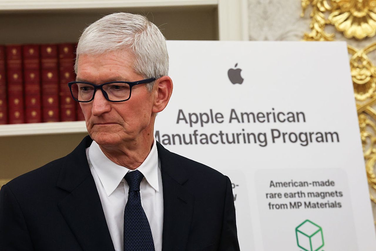 Apple's 'rare' gift for Donald Trump is kind of embarrassing