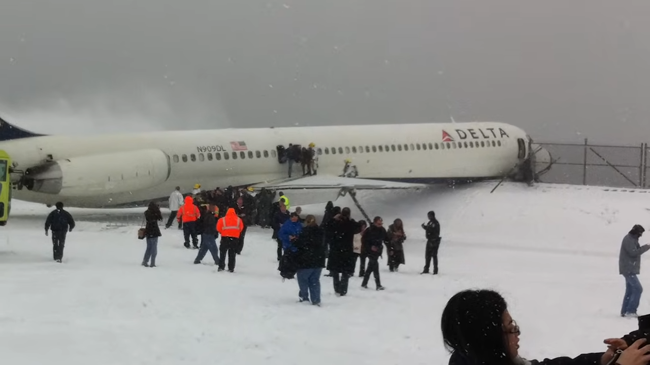Danger in New York: 160 Lives on the Line - Delta MD-88’s Fatal Landing ...