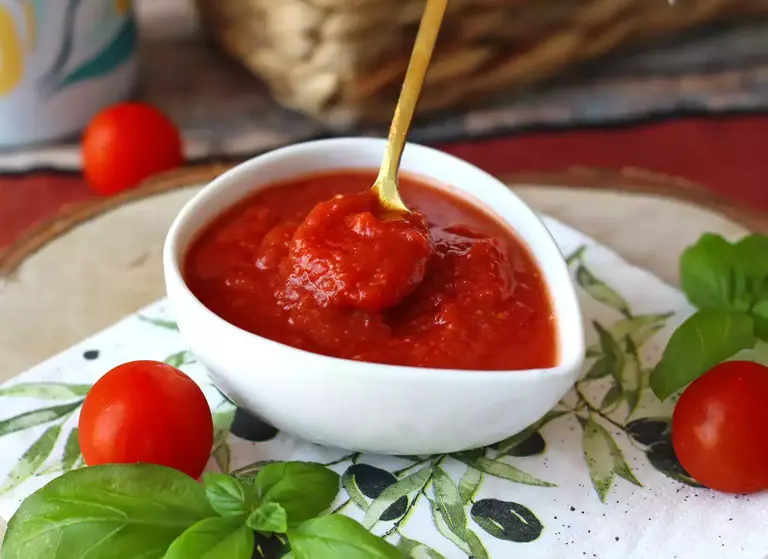 Um molho de tomate cru com sabor intenso, ideal para cobrir uma pizza ...