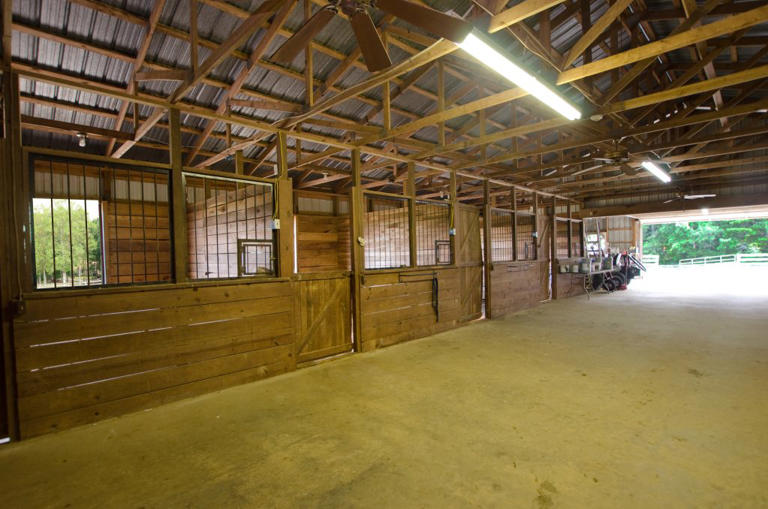 Oak Ridge Farm: A Private Luxury Estate on Lake Seaton