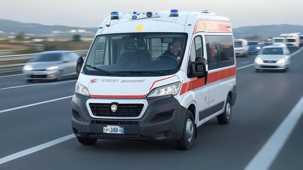 Doppio incidente in autostrada, con l’auto si schianta sotto un camion ...