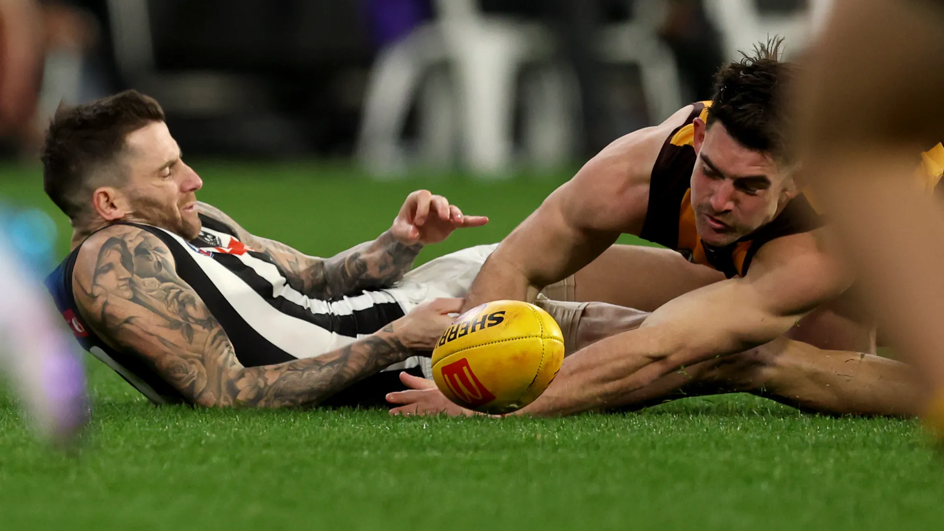 Le joueur s'effondre au sol, inconscient : les images terrifiantes