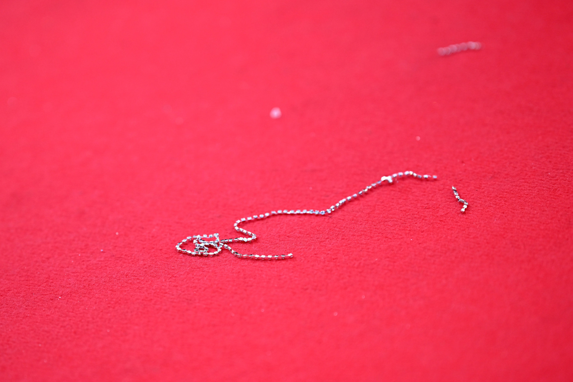 Understanding social media's broken jewelry theory