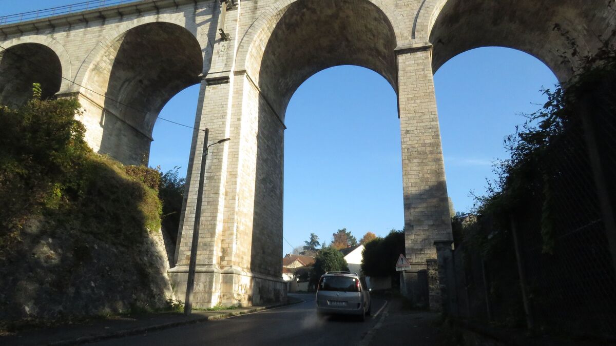 Une mère de famille se jette du haut d’un viaduc en Belgique avec son bébé de dix mois dans les bras