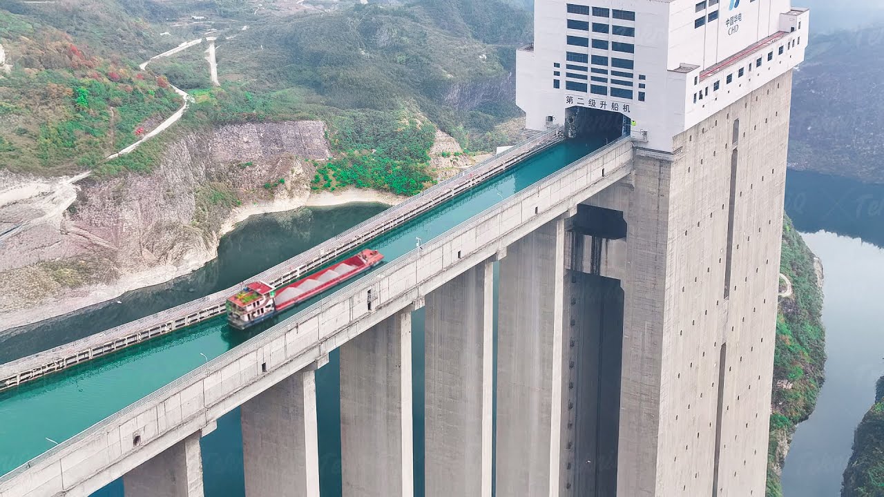 China constructs a massive lift designed for transporting boats