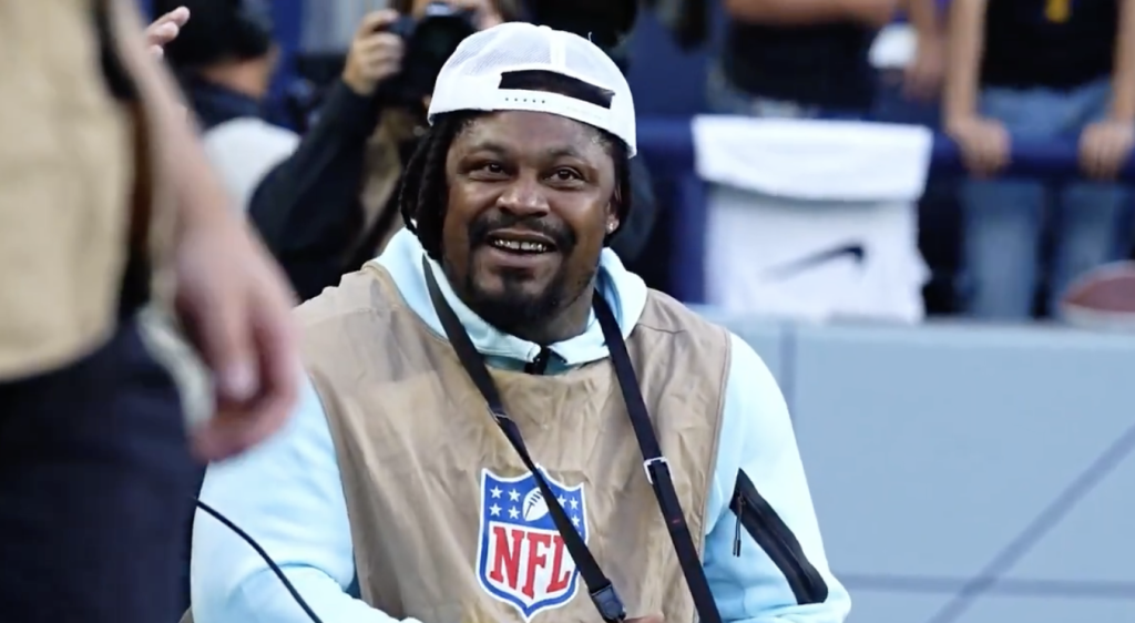 Marshawn Lynch shoves Seahawks player as credentialed photographer