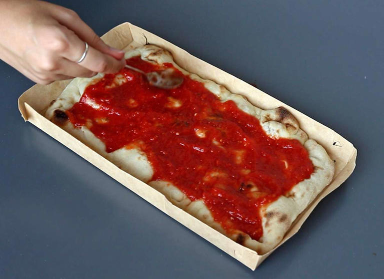Um molho de tomate cru com sabor intenso, ideal para cobrir uma pizza ...
