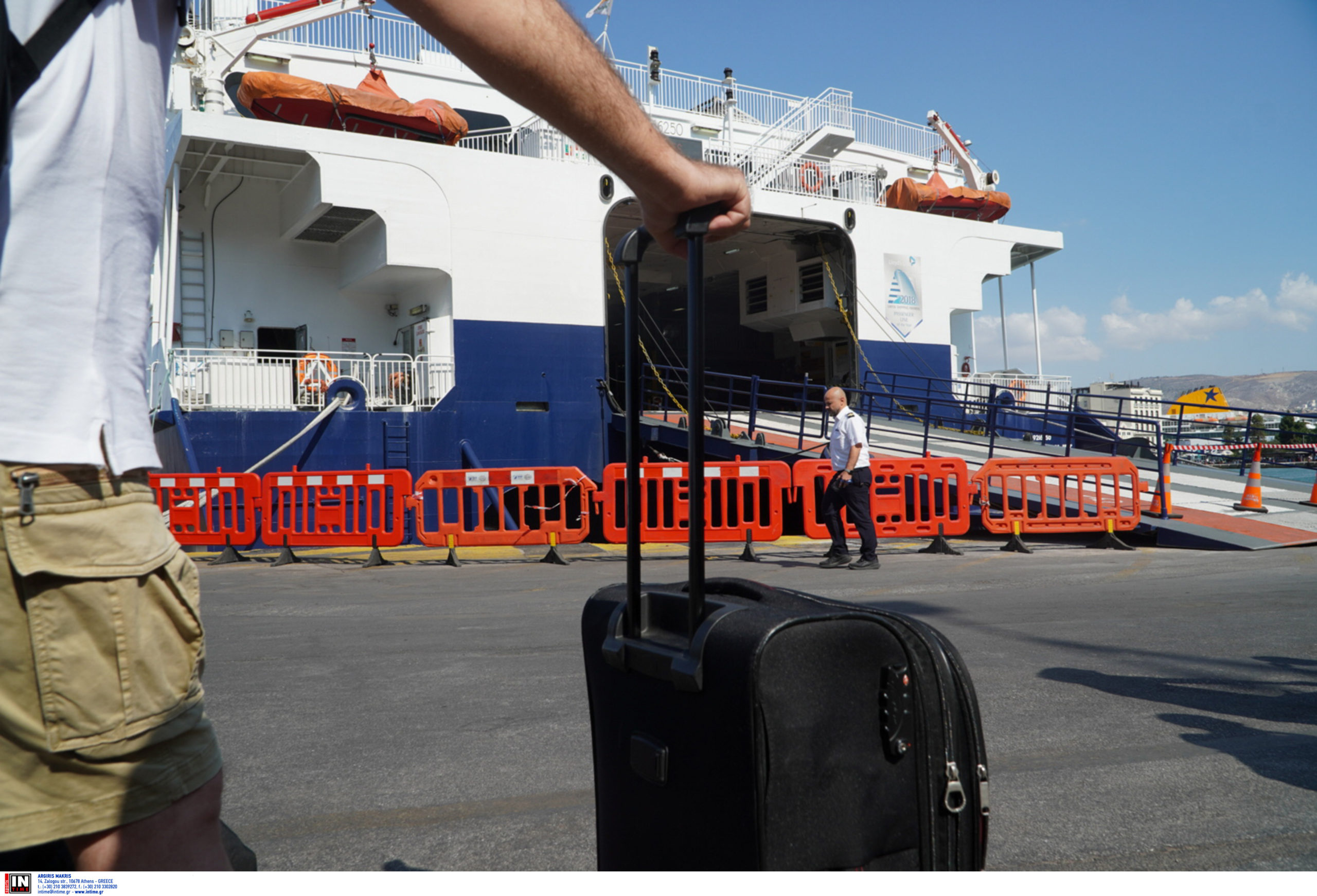 Πειραιάς: Μηχανική βλάβη σε πλοίο – Ταλαιπωρία για 64 επιβάτες που ...