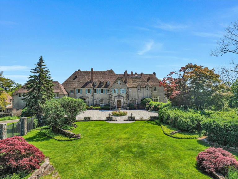 A Sprawling Gilded Age Manor in the Hudson Valley Hits the Market for ...