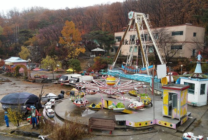 15 Fascinating Deserted Theme Parks That Have Withstood Time