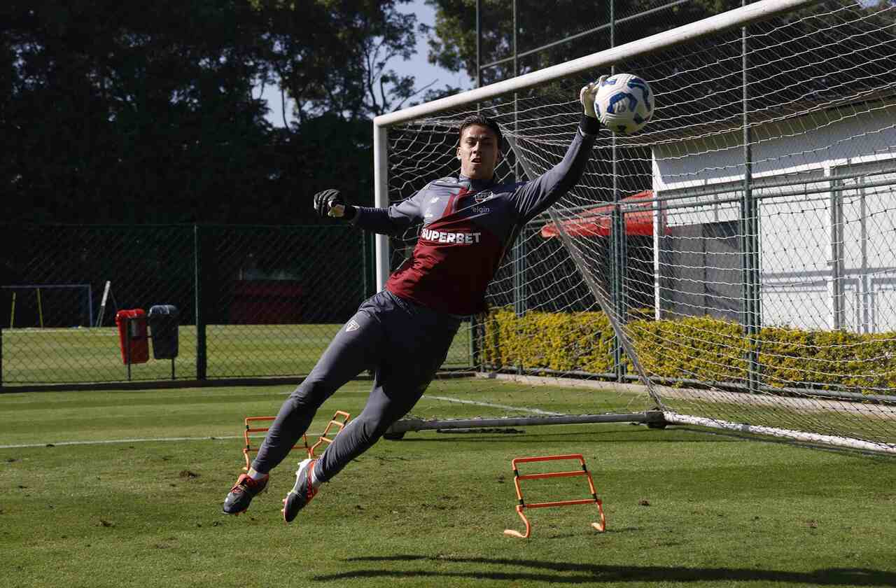 Saída de Jandrei abre disputa entre jovens goleiros no São Paulo