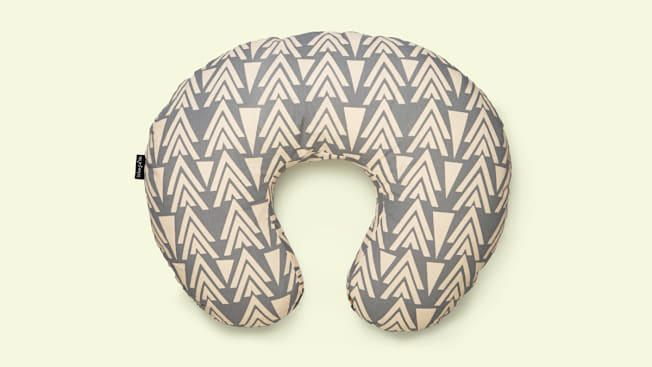 How to Choose a Nursing Pillow and Use It Safely