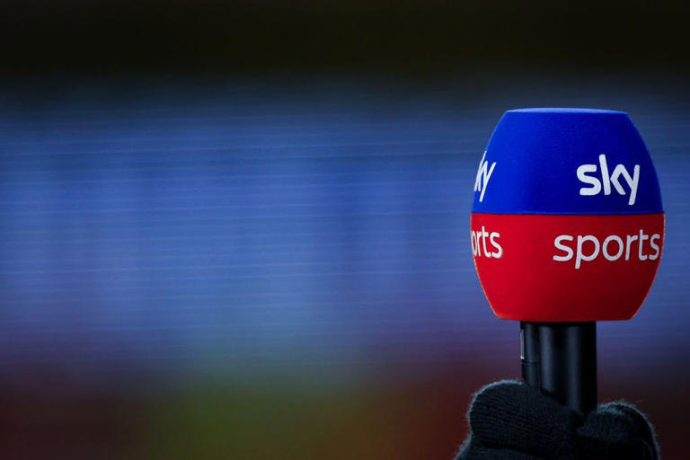 Who are the commentators and pundits on Sky Sports this weekend?