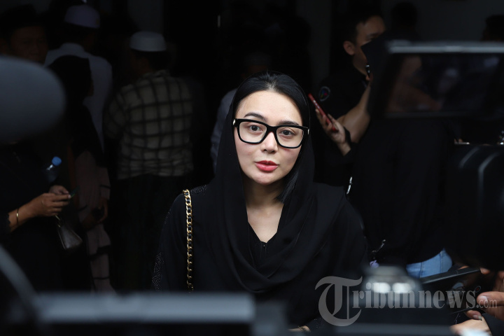 Mpok Atiek Melayat Kerumah Duka Mpok Alpa