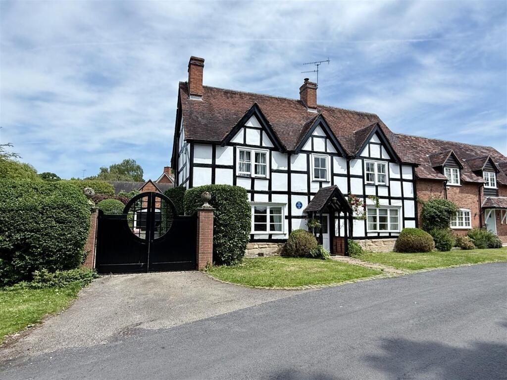 Property Focus: Take a look at this Grade II Warwick property with a ...
