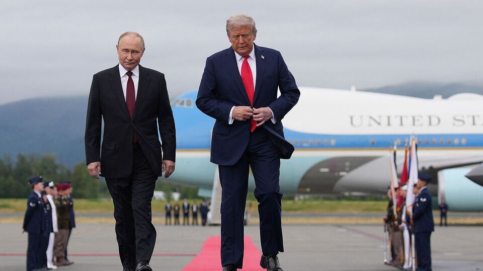 ‘Red Carpet Moment’ — Cold war-era B-2 Stealth Bomber flies over Putin ...