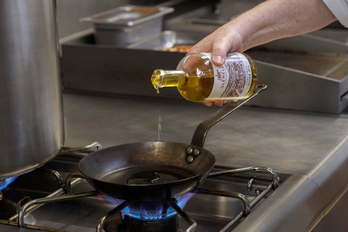 Why you should immediately start putting olive oil in your hair